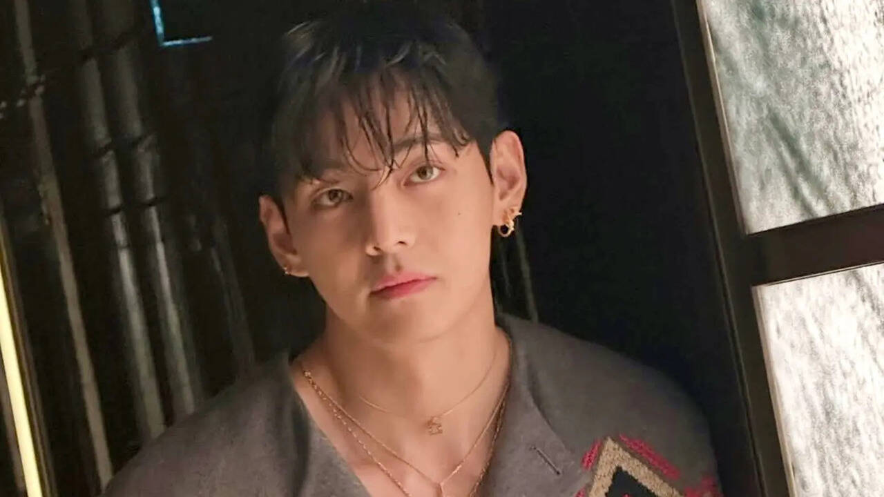 BTS V SHOCKS In Unexpected Fashion Choice In New Photo, Flaunts ...