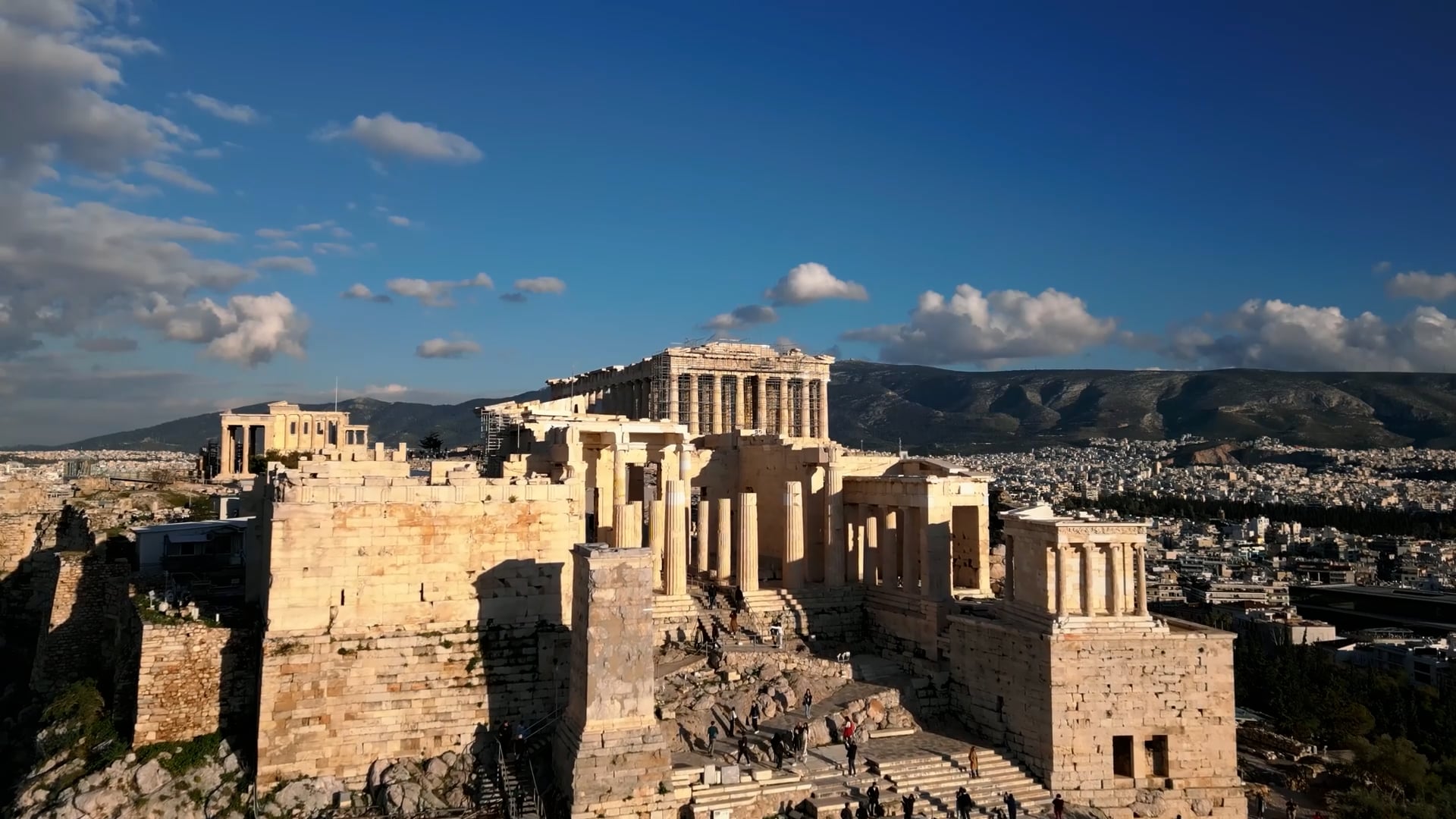 Dron odhaluje skryté krásy Akropole v Aténách