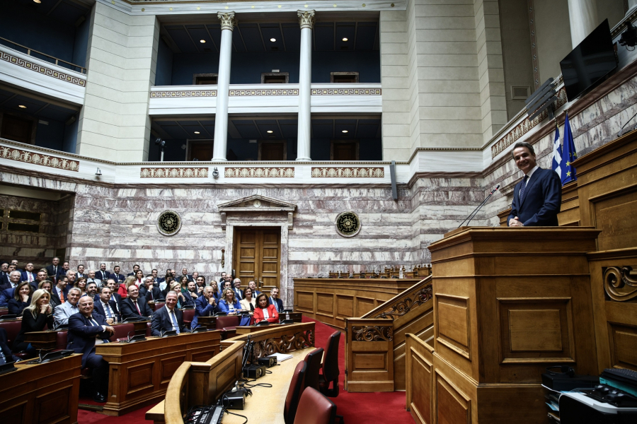 «Γαλάζιοι» βουλευτές ζητούν Προανακριτική - Μαξίμου αναζητά ...