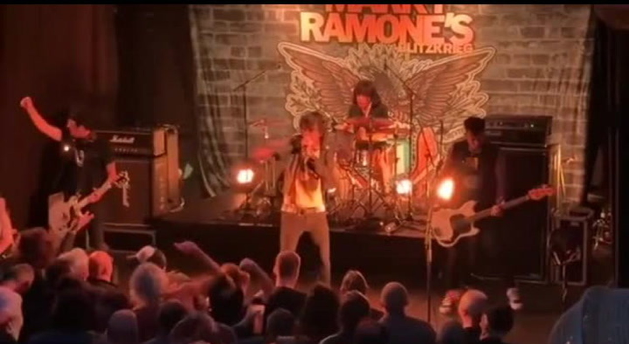 Marky Ramone porta live a Milano l'energia punk rock dei Ramones
