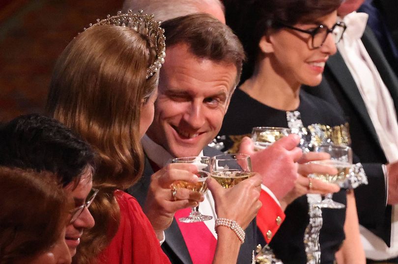 Kate Middleton dazzles winking president as stars join state banquet