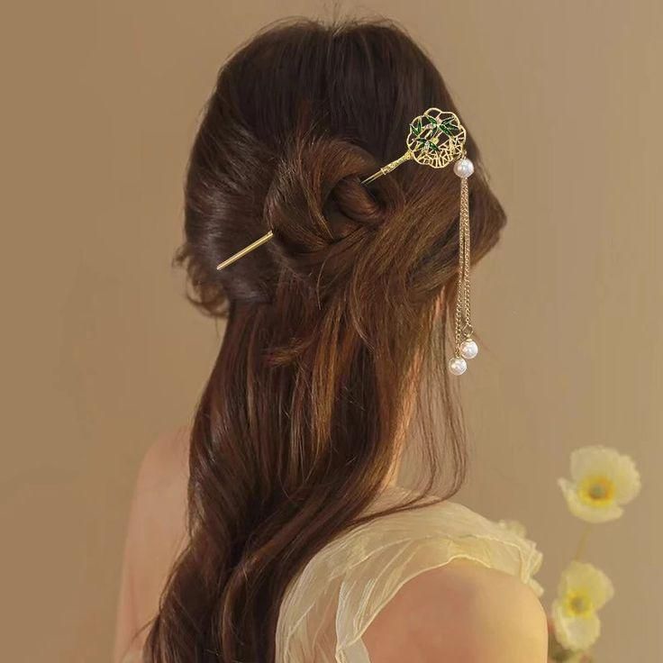 5 Ide Gaya Rambut dengan Hair Stick untuk Tampil Rapi dan Elegan