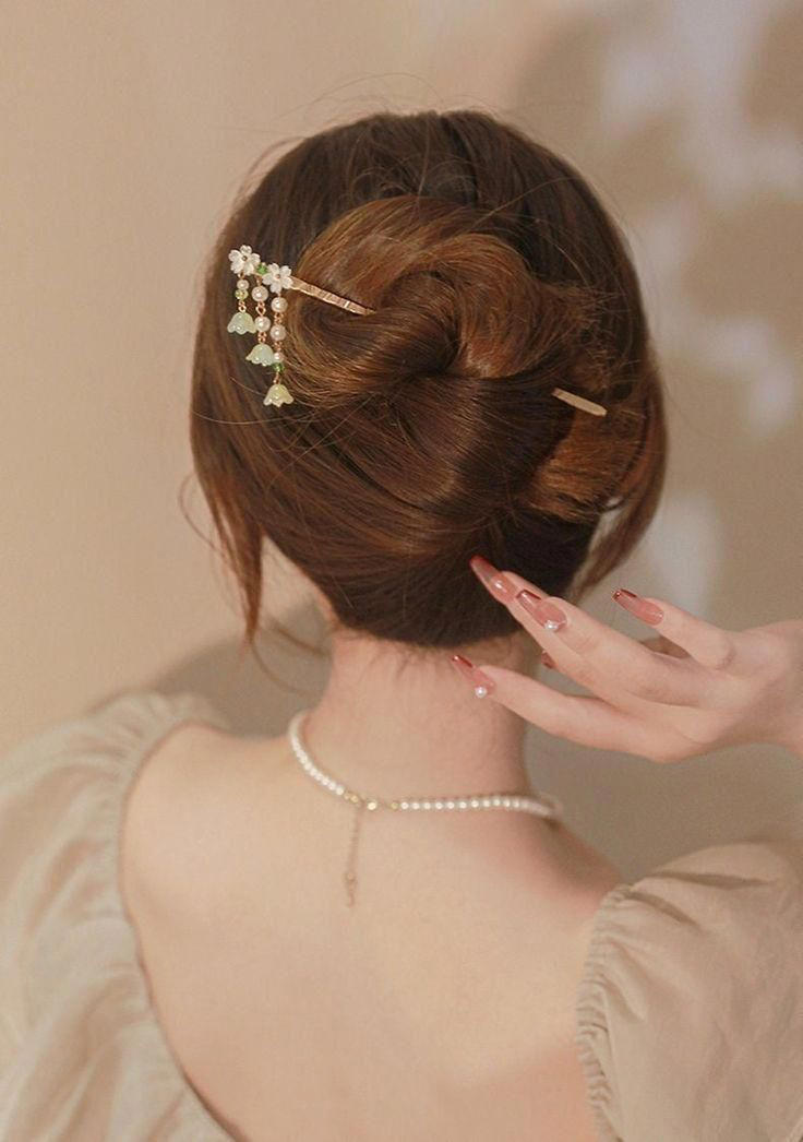 5 Ide Gaya Rambut dengan Hair Stick untuk Tampil Rapi dan Elegan