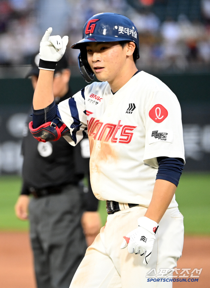 Smiling Park Chan-hyung, RBI with a lucky infield hit