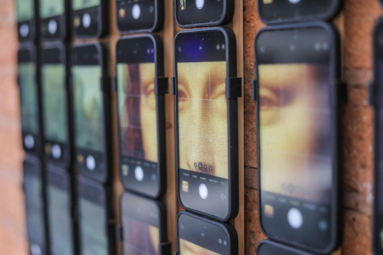 Artist creates Mona Lisa mural using 100 iPhones
