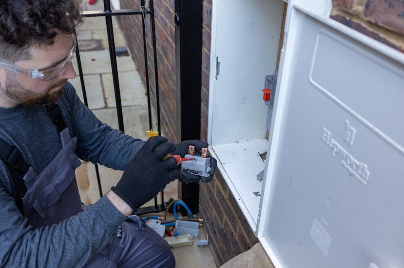 UK Electrician Shares Top Customer Queries: From Missing Fuse Boxes to ...
