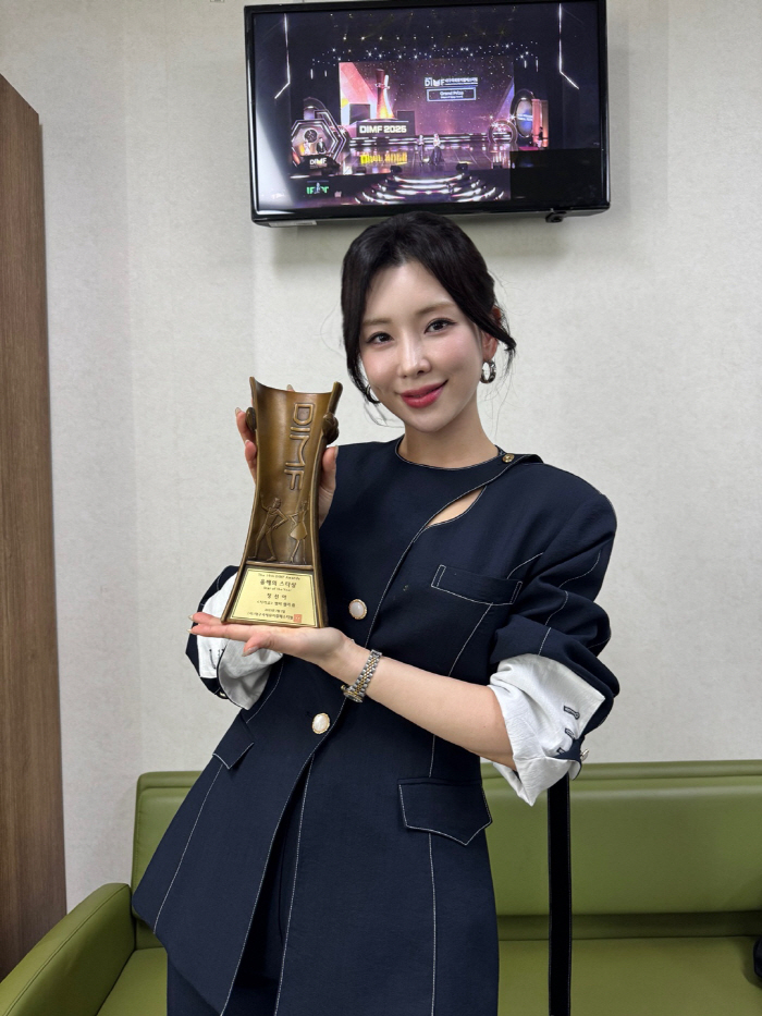 Jeong Seon-ah Wins DIMF Awards Star of the Year Award...Proving ...