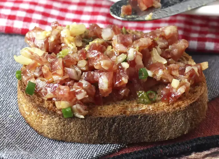 Spanish fuet tartar: an express version of classic steak tartar