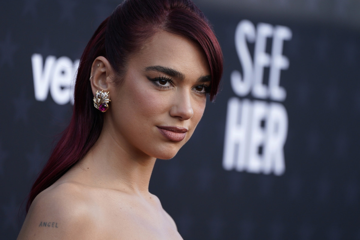 Η Dua Lipa έδωσε το απόλυτο καλοκαιρινό twist στο κλασικό γαλλικό ...