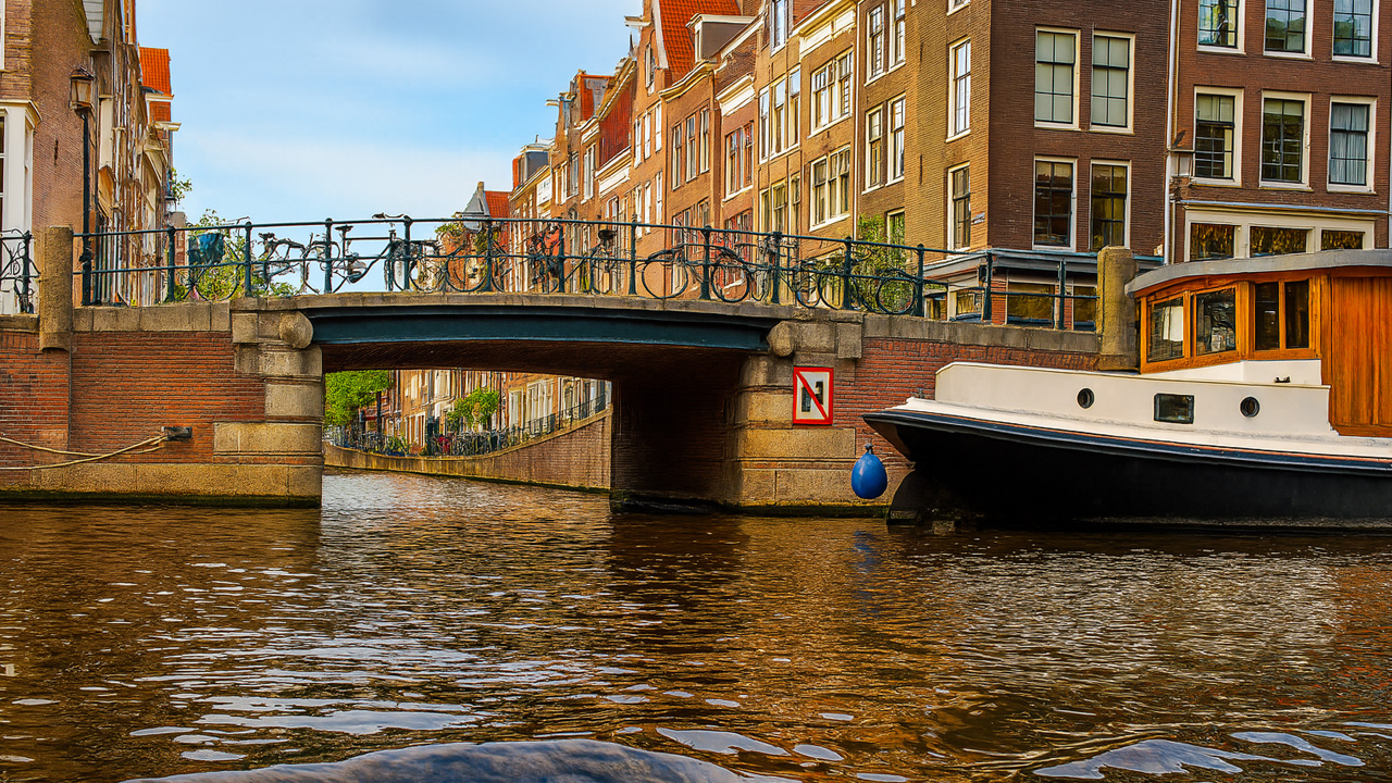 4K boottocht in Amsterdam – Wandeltour in Nederland met een wandelende man