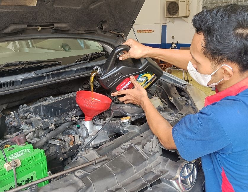 Mengenal engine flush oli, begini manfaatnya bagi mesin mobil