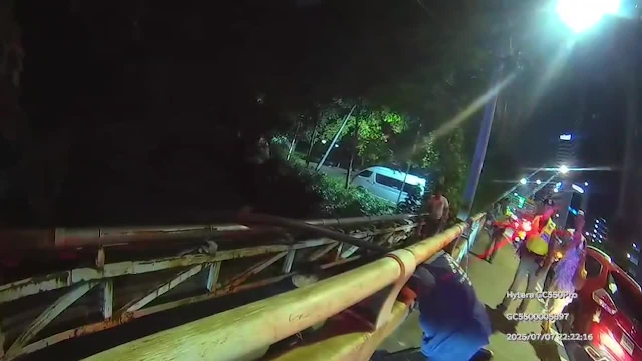 Policemen save heartbroken boyfriend before jumping off bridge