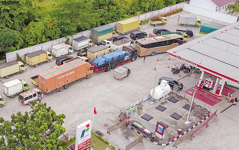 Antrean Solar Mengular di Dua SPBU