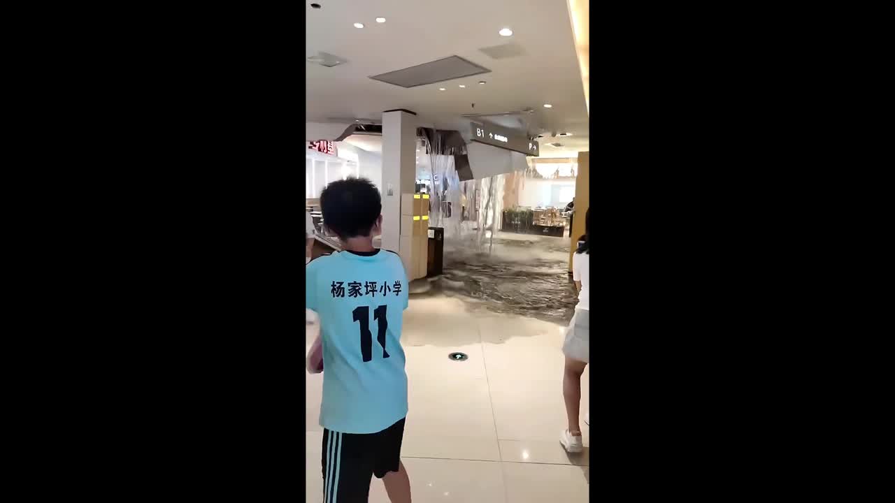 Ceiling of a shopping mall in Chongqing suddenly collapses, sewage ...