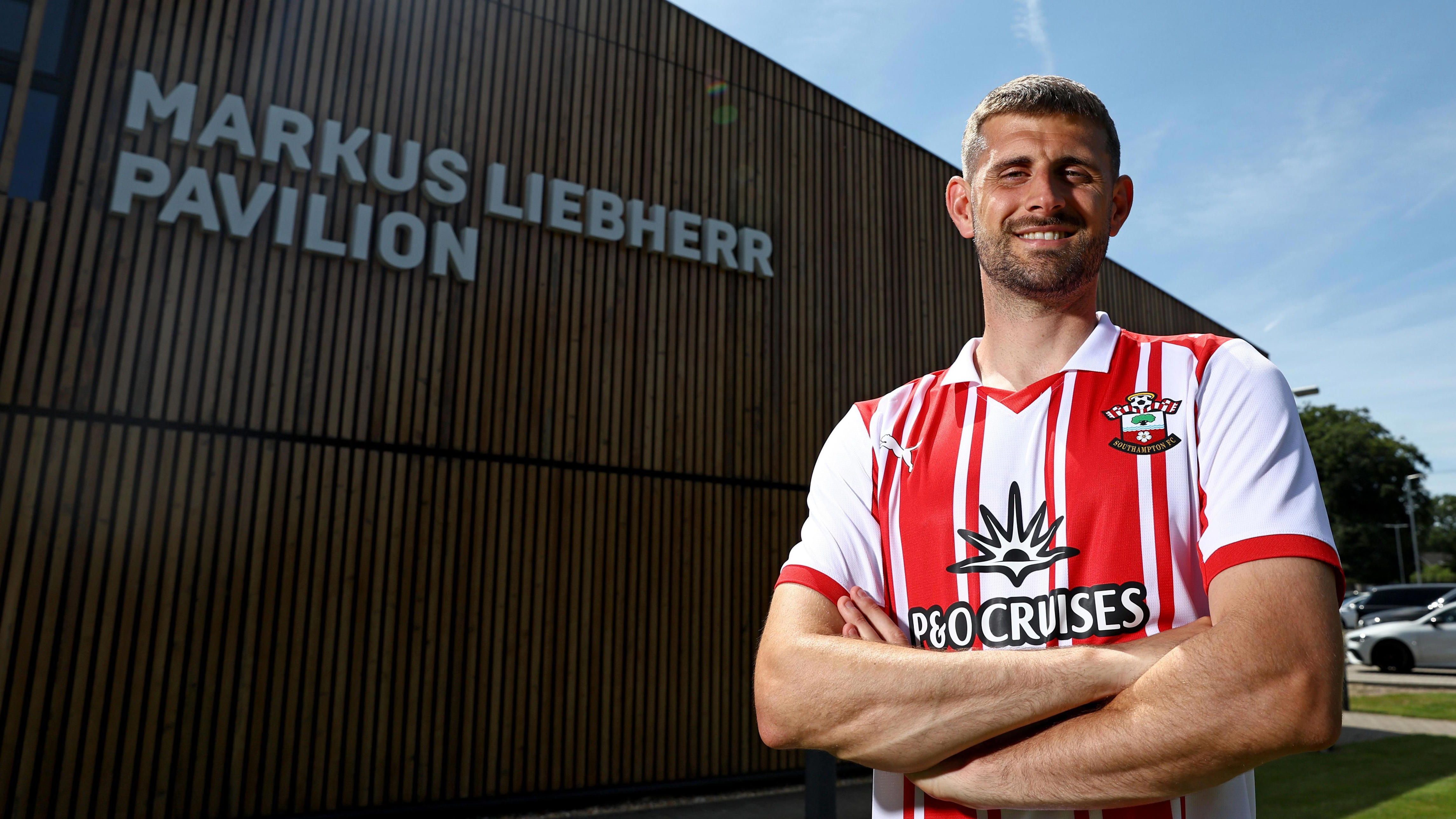 Saints captain Stephens signs new contract