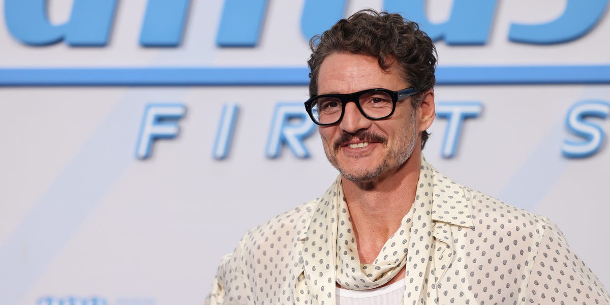 Pedro Pascal Shows You How to Style White Trousers With a Floaty Shirt ...