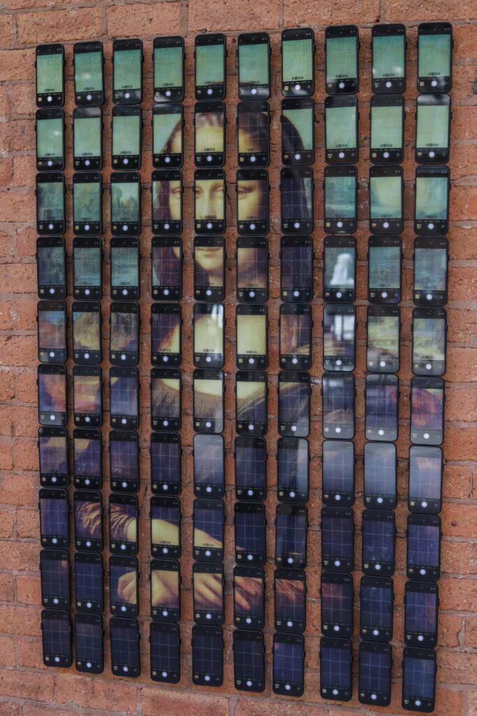 Artist creates Mona Lisa mural using 100 iPhones