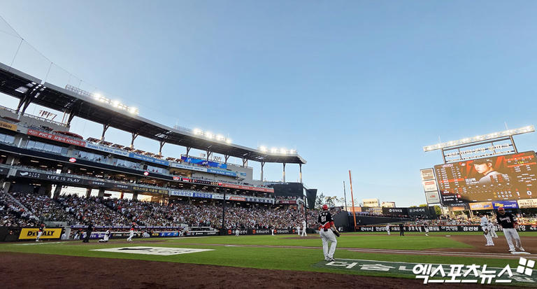 딱 10경기 남았다…한화, KBO 44년사 최초 대기록 '뚜벅뚜벅'→'39도 폭염' 녹인 시즌 38번째 완판 [대전 현장]