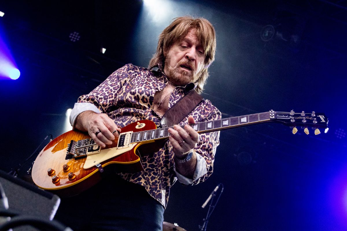 '80s Rockstar Fractures Spine After Falling Down Stairs