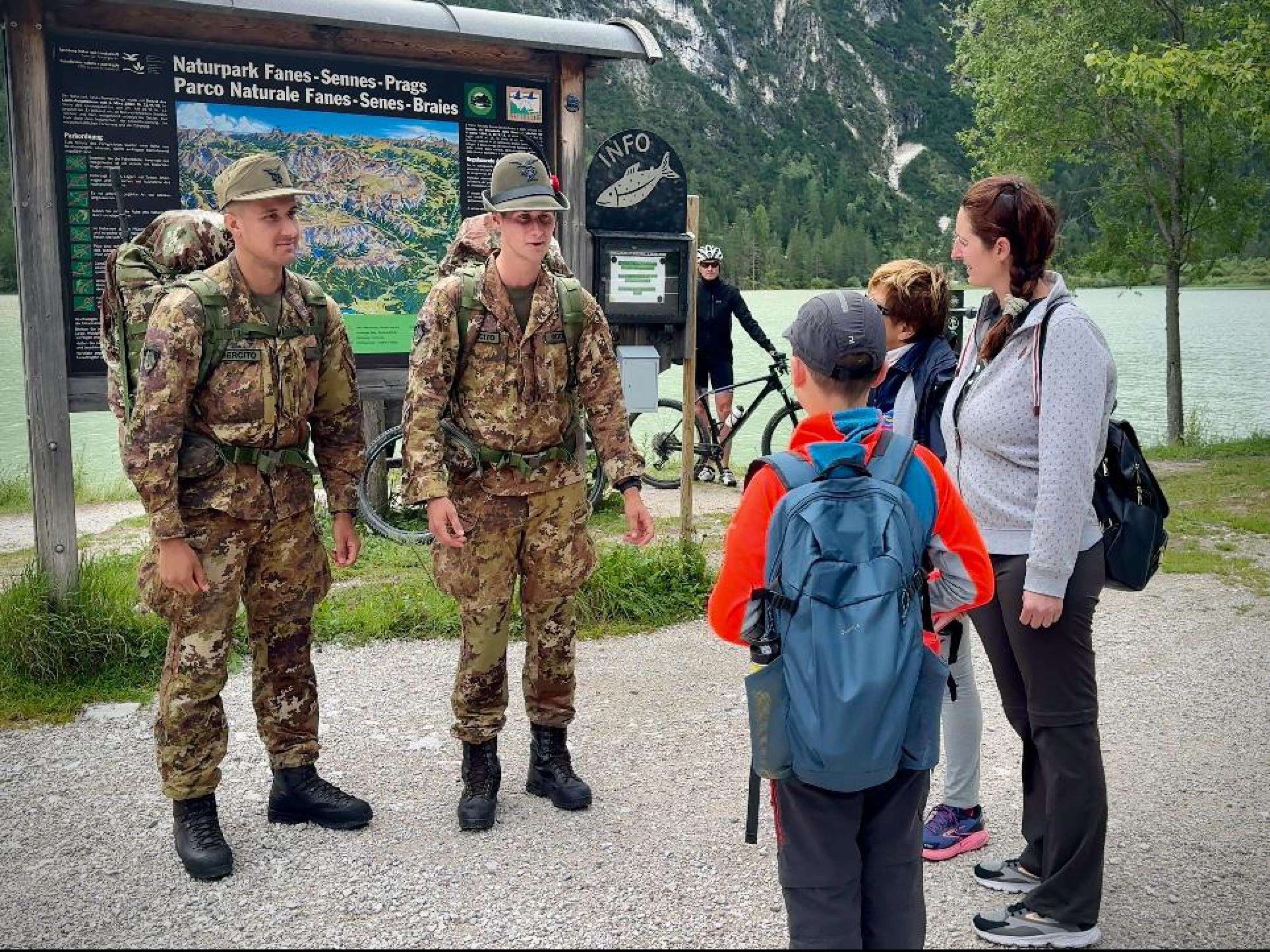 Cappello con la penna nera per 130 giovani alpini