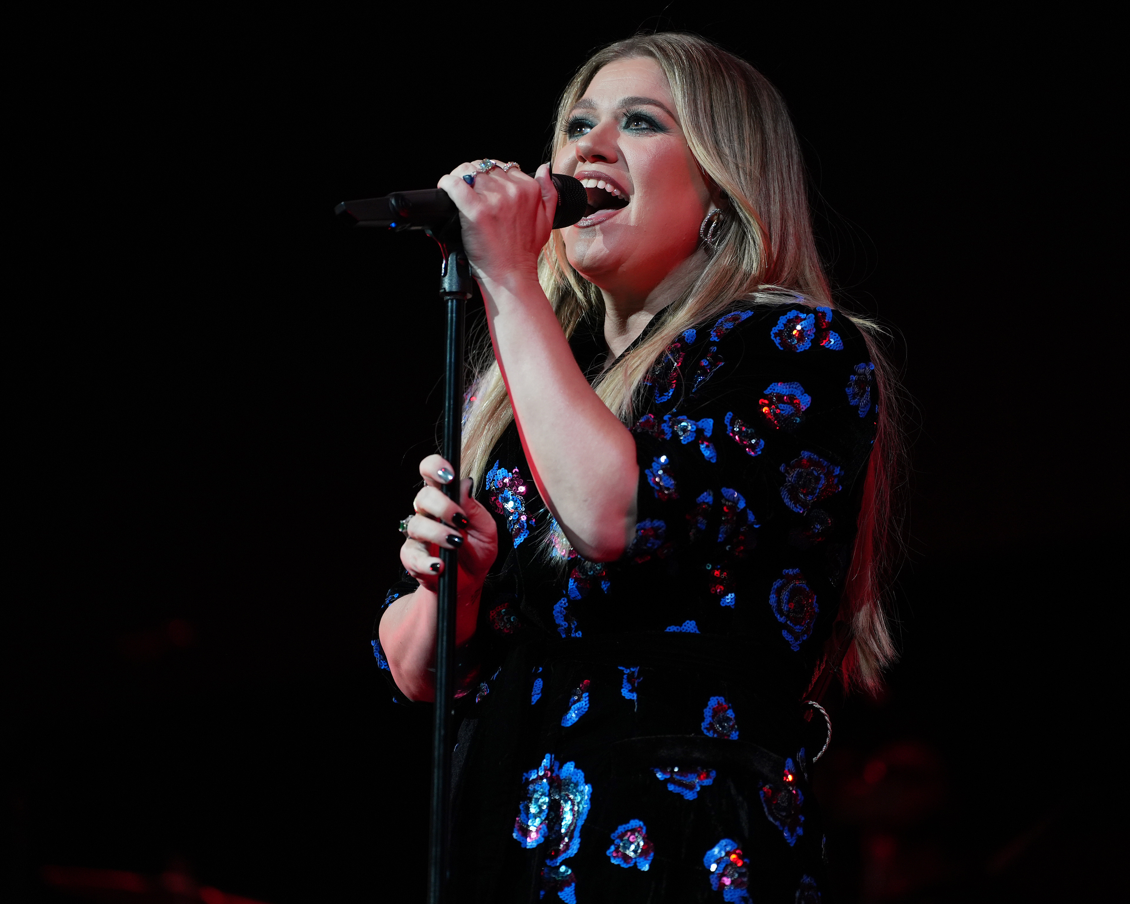 Kelly Clarkson’s staffers turn on ‘flaky’ singer after concert ...