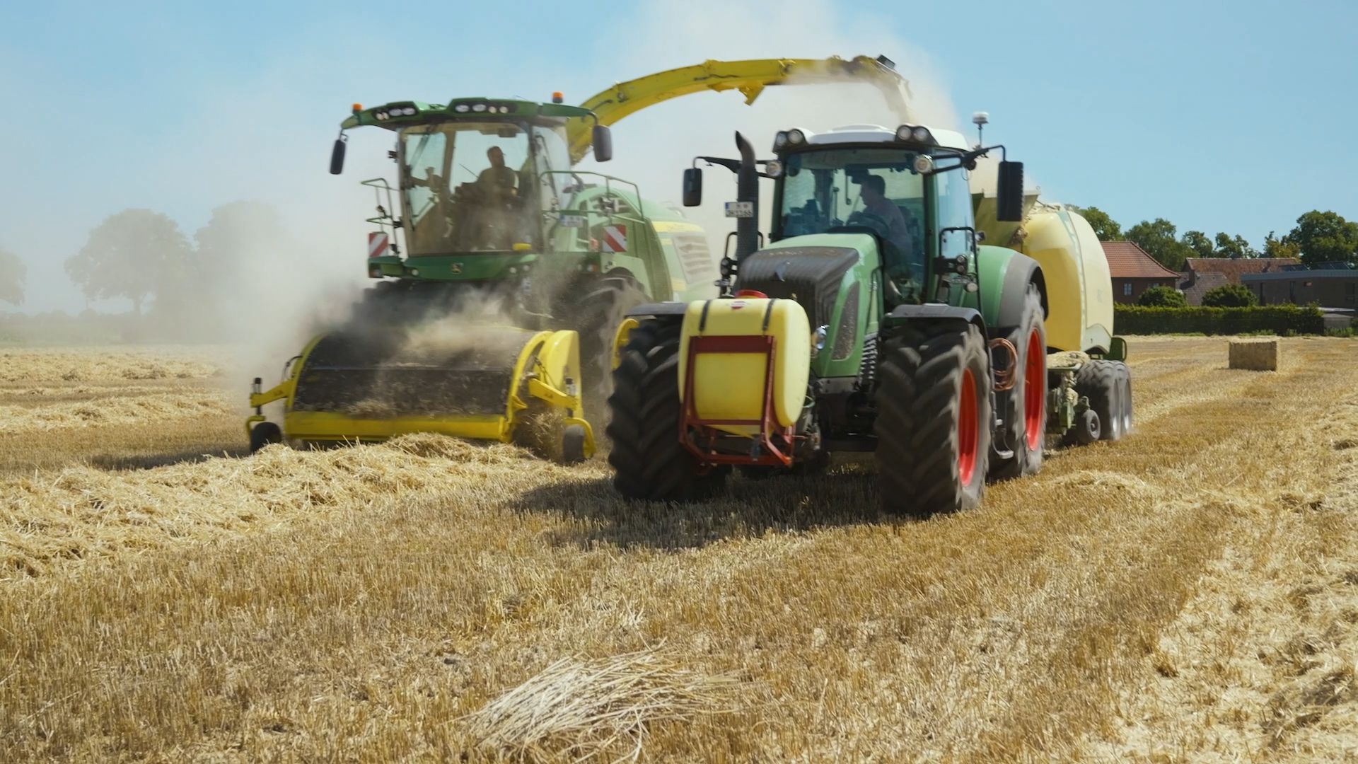 Geniale Erfindung: John Deere 9700 häckselt Stroh direkt in die ...