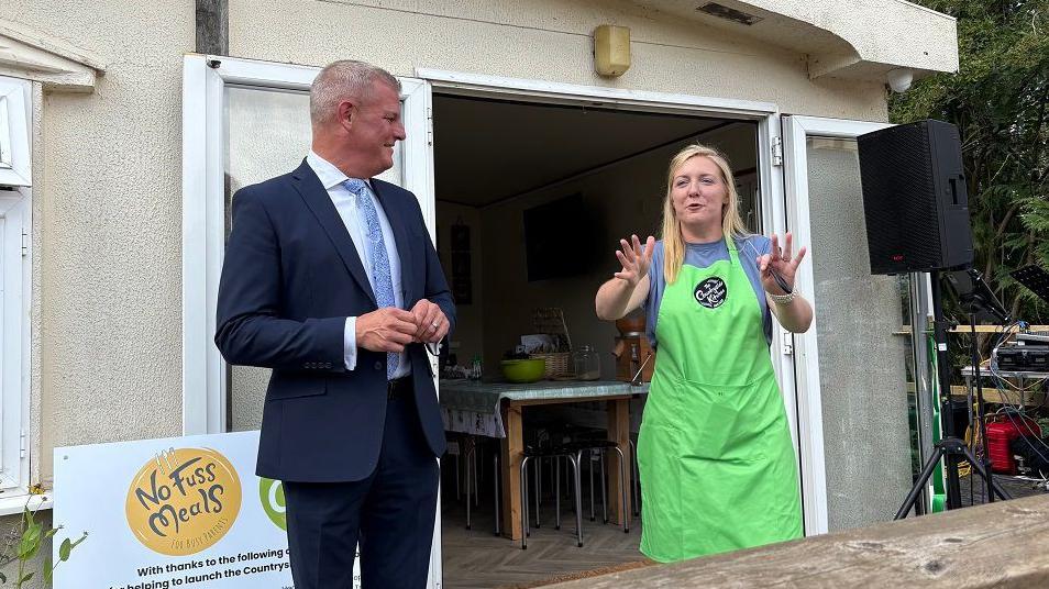 Celebrity chef backs farm-based food classroom