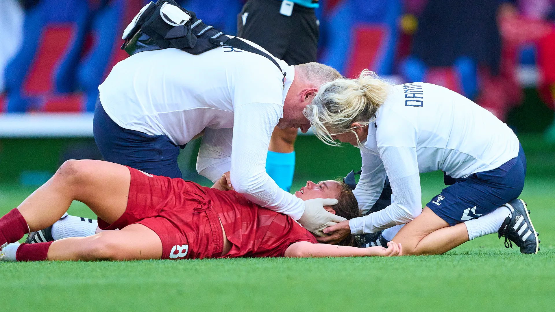 Champion am Boden, Momente voller Angst auf dem Platz. die Bilder