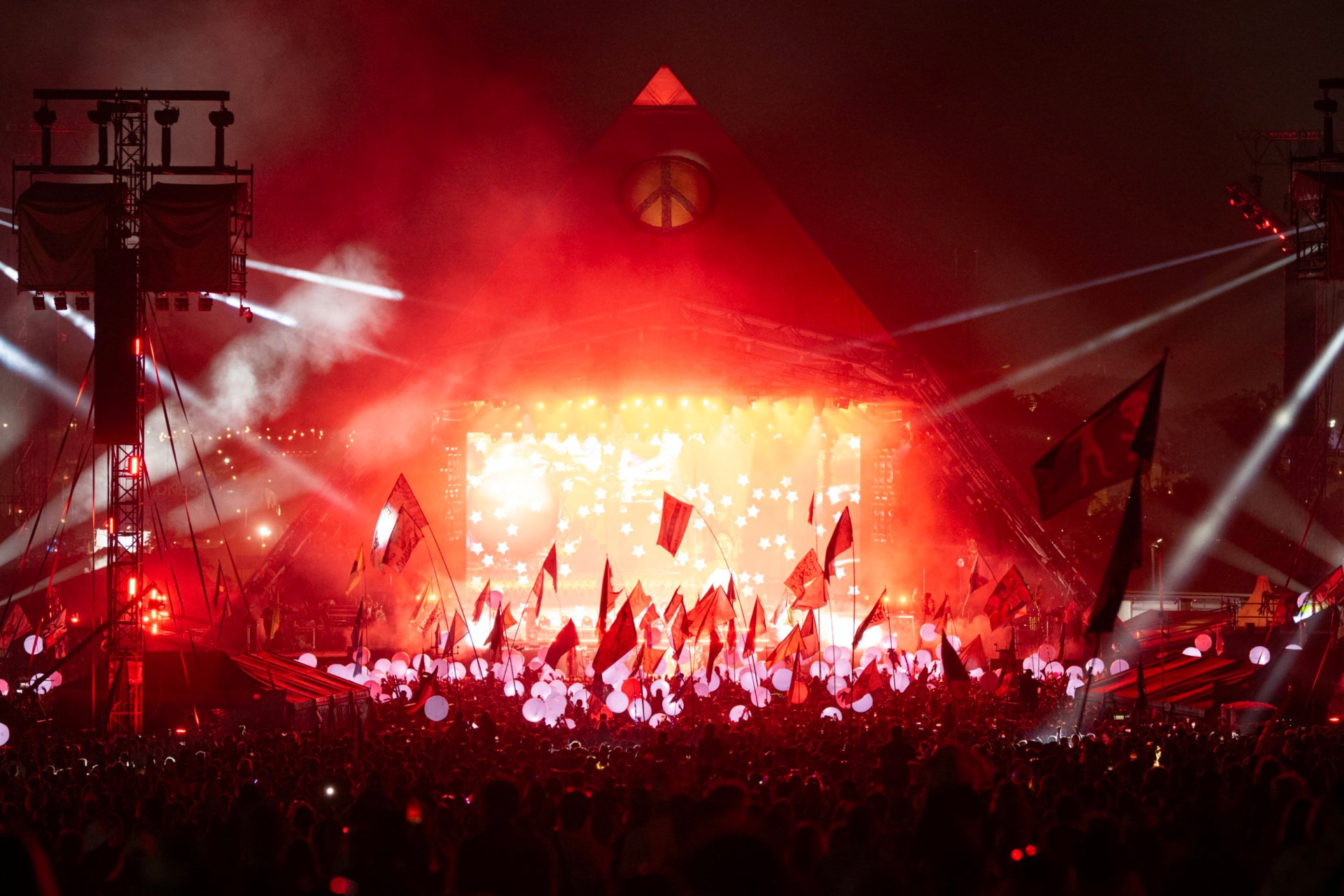 Glastonbury headliner pays for entire crew's therapy