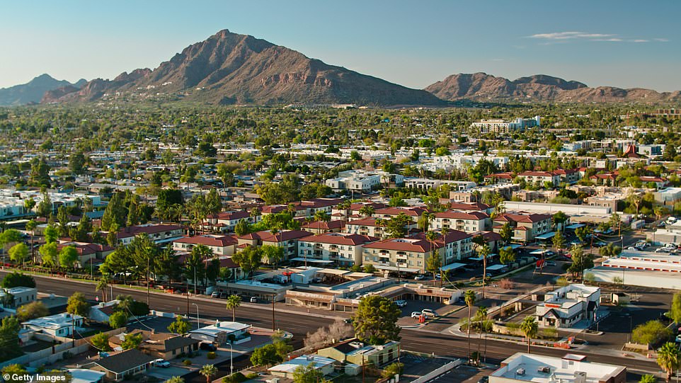 奔驰 奔驰E级新能源 2022款 改款二 E 350 e L 插电式混合动力运动轿车实拍图