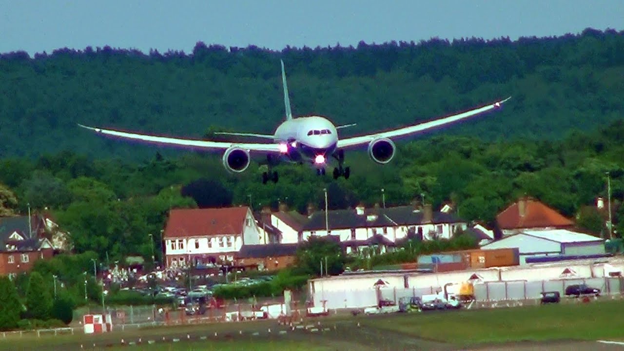 Short Landing Rollout by Boeing 787-9 Dreamliner at Farnborough Airshow