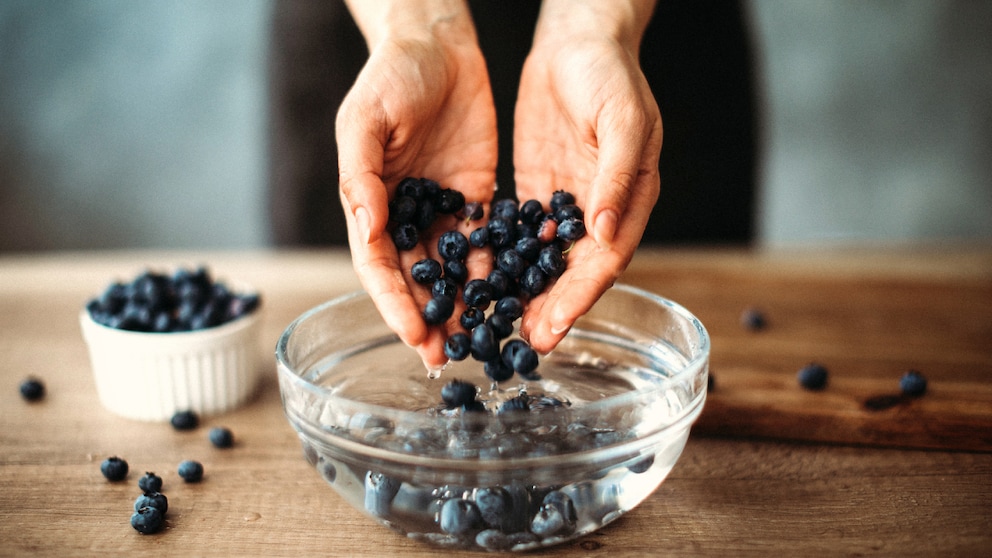 How to Properly Wash Blueberries and Remove Pesticides
