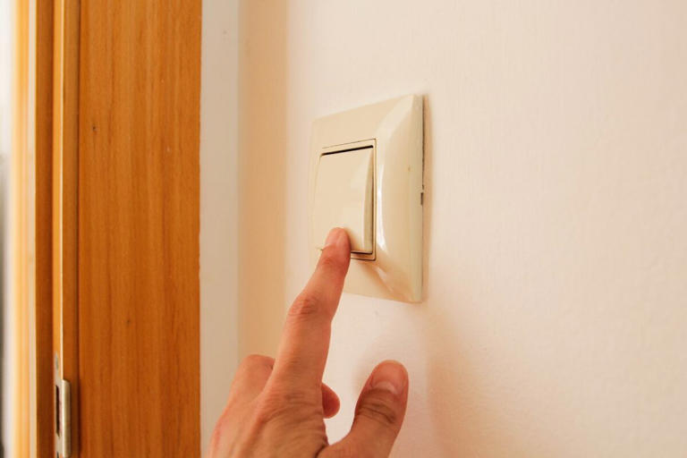 Las 8 comunas de la RM con corte de luz programado para este martes