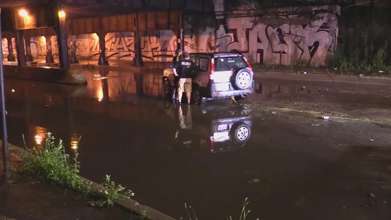 Heavy rainfall causes flash flooding on Chicago’s West Side, cars stuck ...