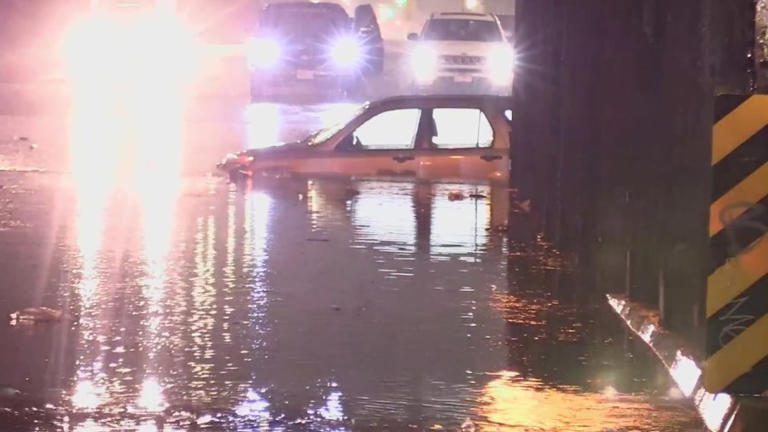 Heavy rainfall causes flash flooding on Chicago’s West Side, cars stuck ...