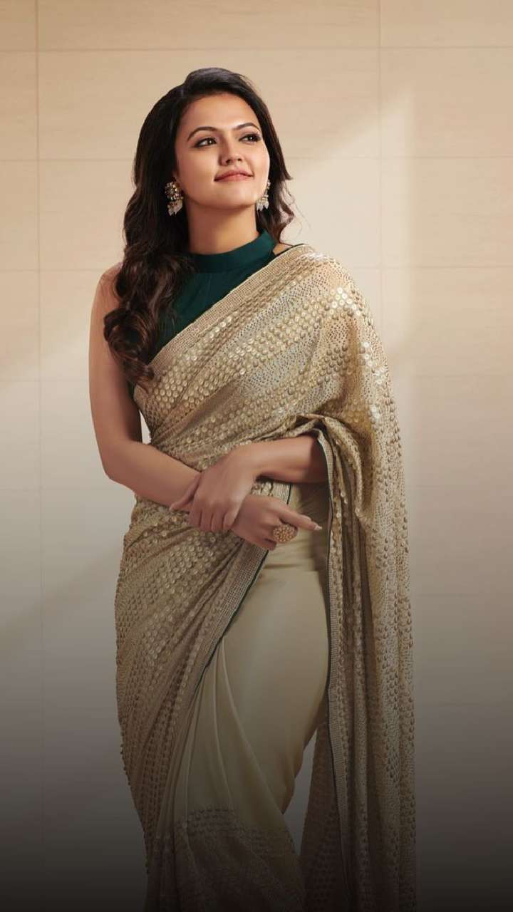 6 Fancy Earrings Inspired By Aparna Das For Round Face