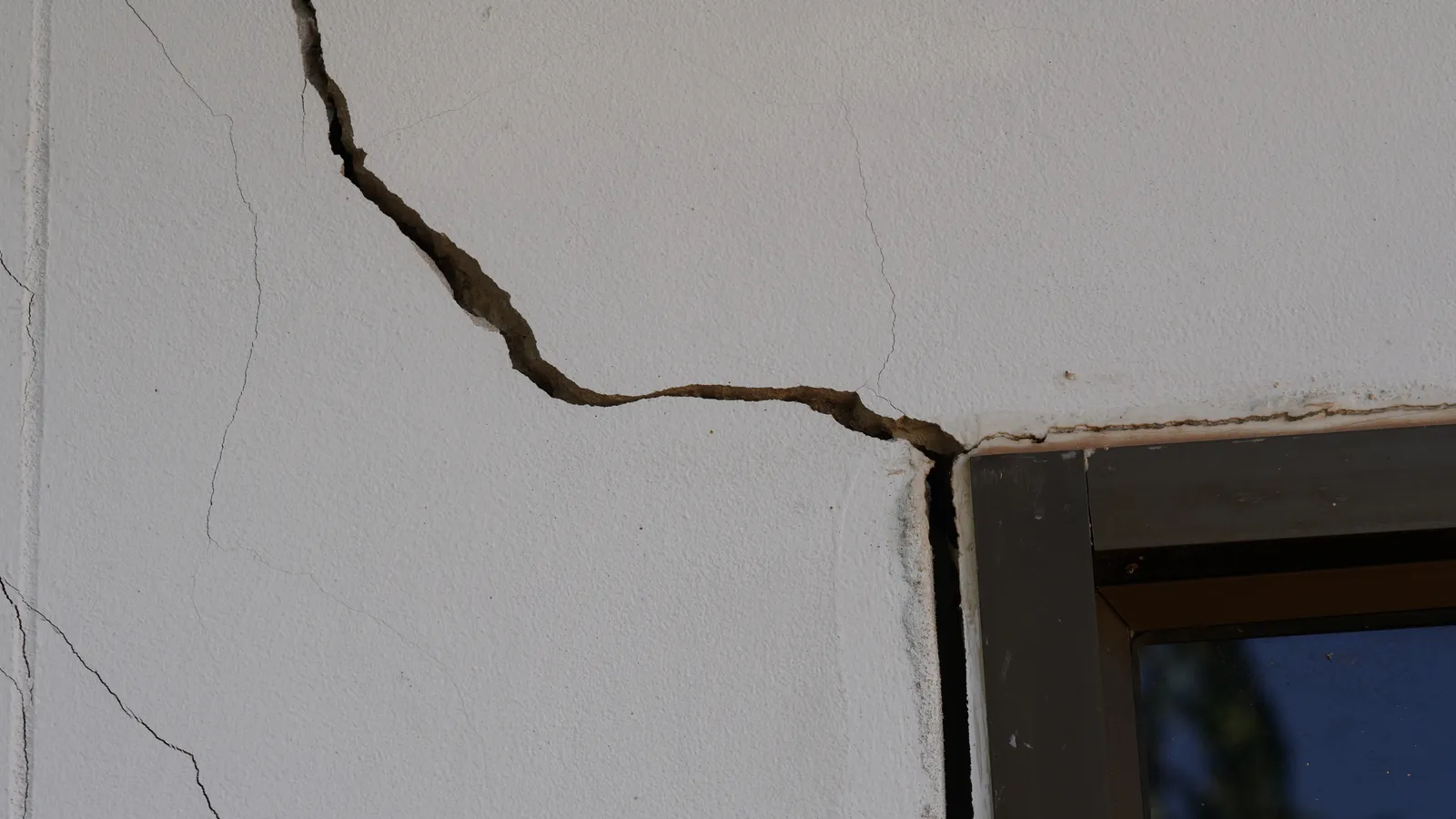 Wall cracks warning signs every homeowner should know