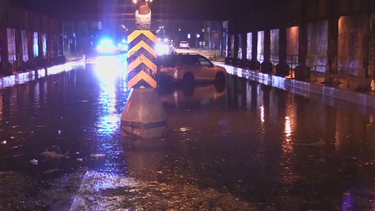 Heavy rainfall causes flash flooding on Chicago’s West Side, cars stuck ...