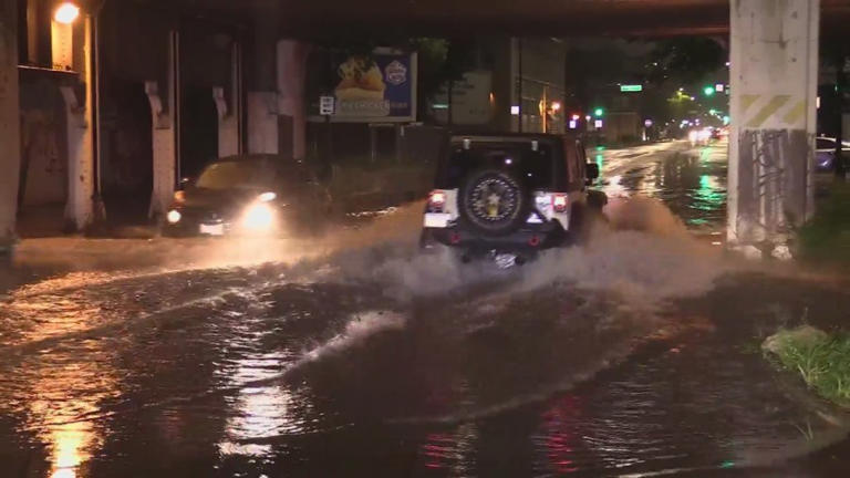 Heavy rainfall causes flash flooding on Chicago’s West Side, cars stuck ...