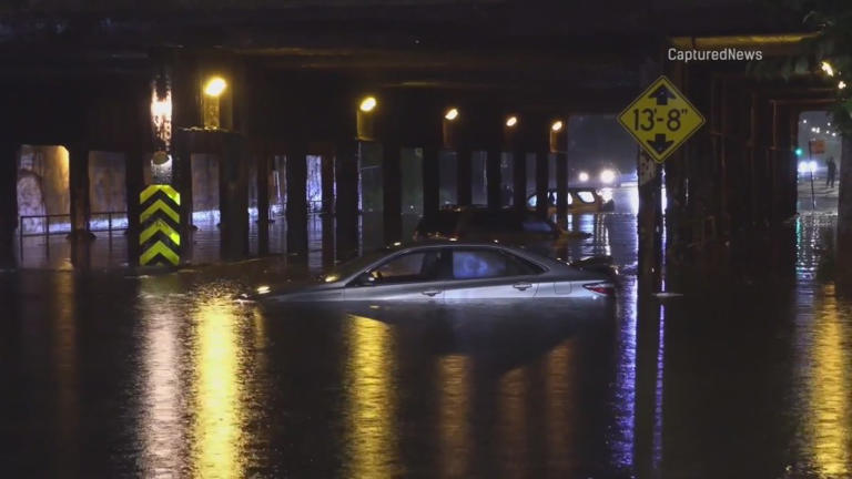 Heavy rainfall causes flash flooding on Chicago’s West Side, cars stuck ...