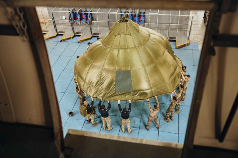 British and French paratroopers complete joint training during State Visit