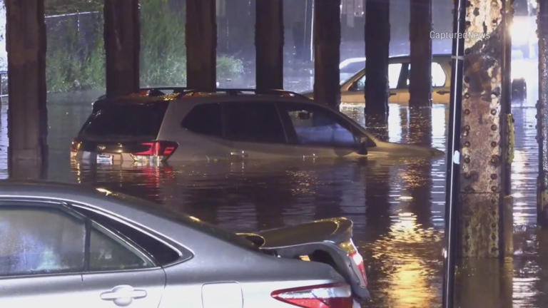 Heavy rainfall causes flash flooding on Chicago’s West Side, cars stuck ...