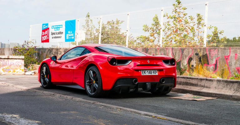 La police portugaise reçoit une Ferrari 488 GTB surpuissante
