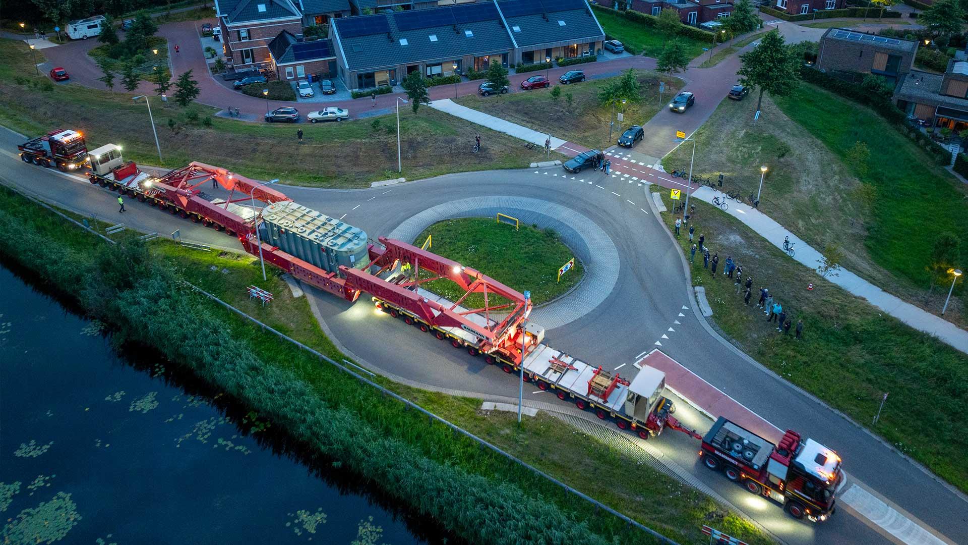 Zo vervoer je iets van 500.000 (!) kilo en 65 meter over de Nederlandse ...