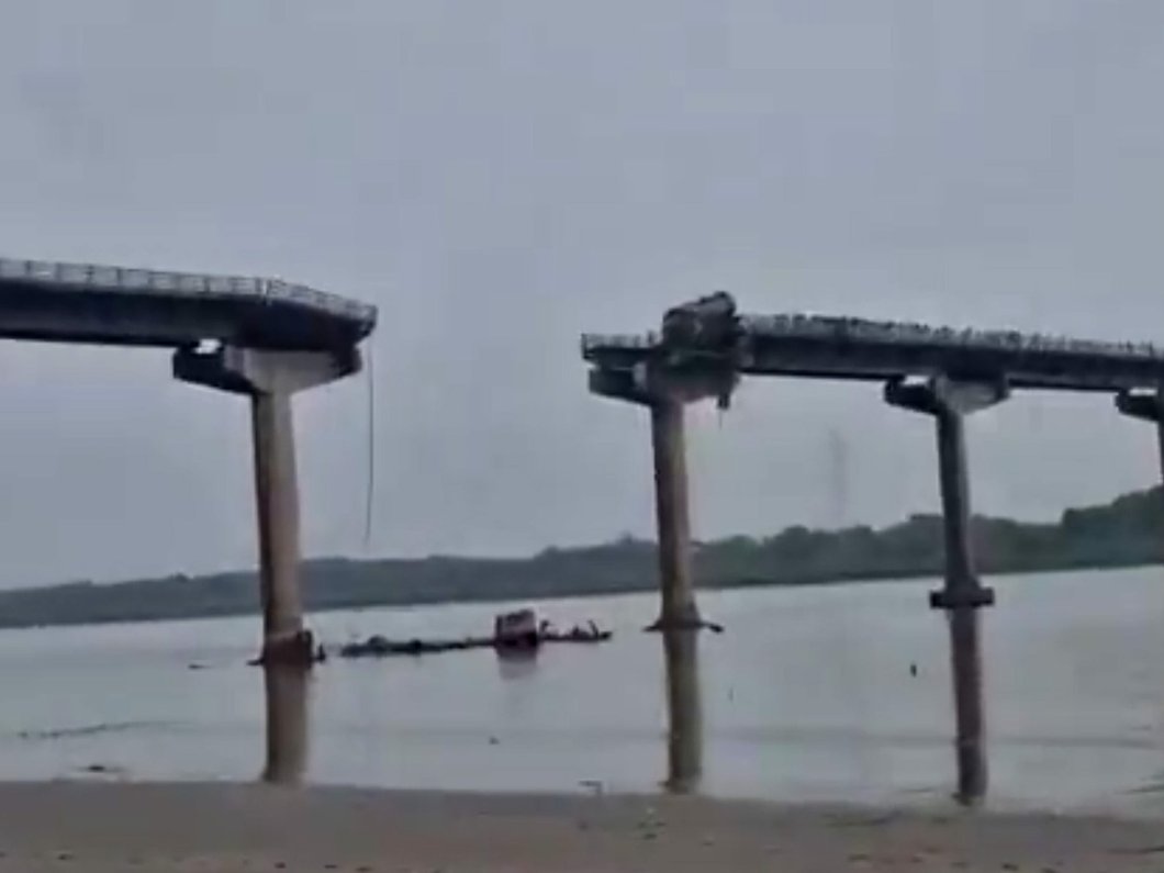 Several dead in collapse of dilapidated bridge