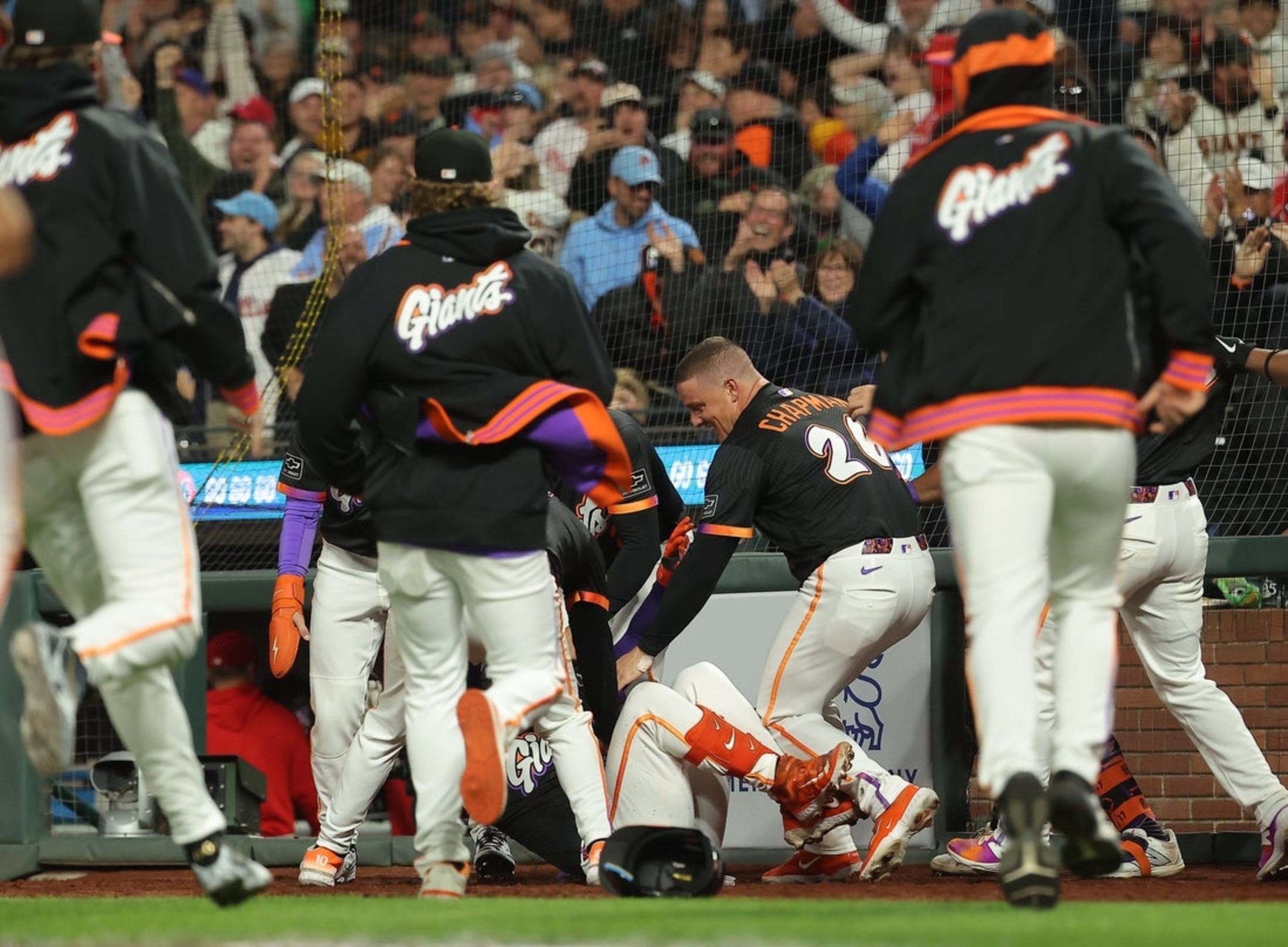 Giants seek to ride momentum of wild walk-off win vs. Phillies