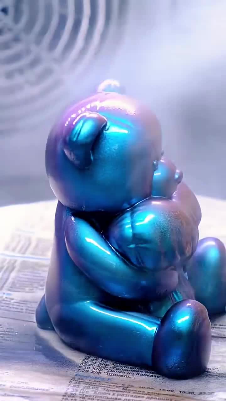 Chameleon inspired molding process with color effect style casting