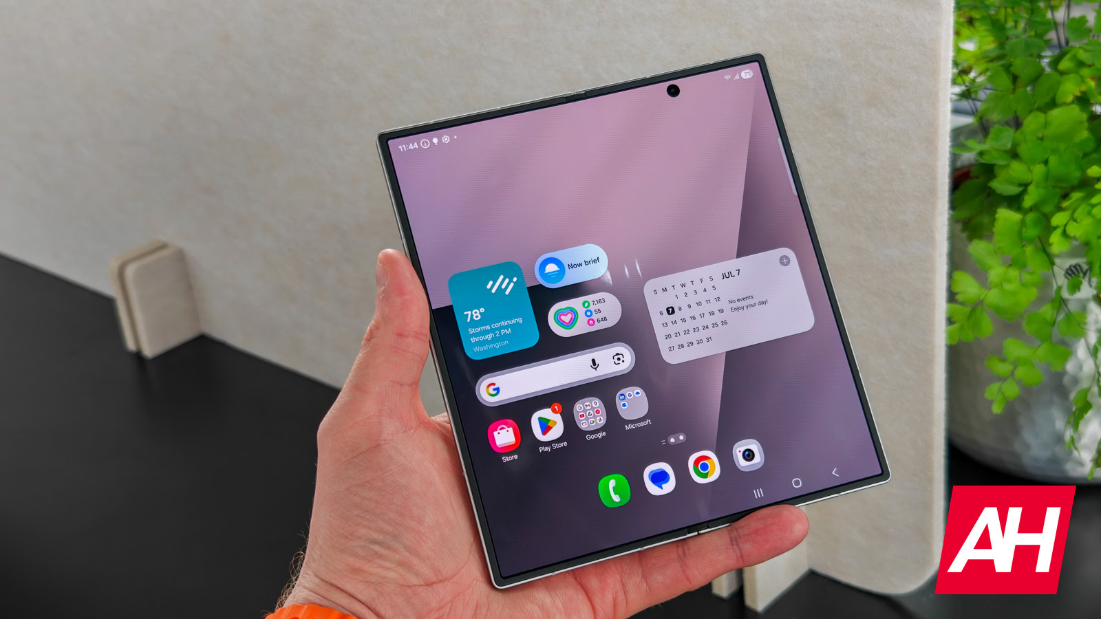 Samsung Foldable Displays Hit 500,000 Folds Durability Mark