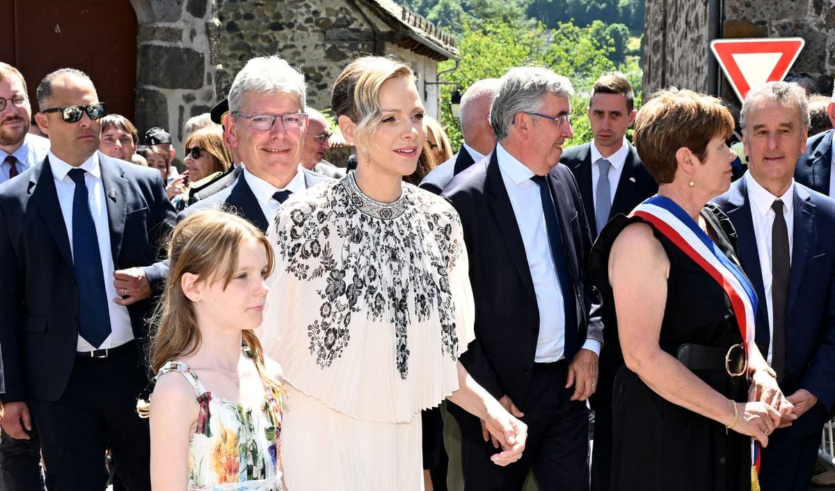 Charlène de Monaco et Gabriella en fleurs : duo mère-fille stylé pour une visite princière dans ...