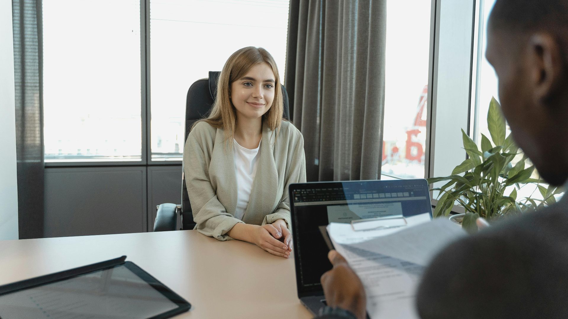 10 Traits Most Sought After In Job Interviews & 10 That Hold People Back